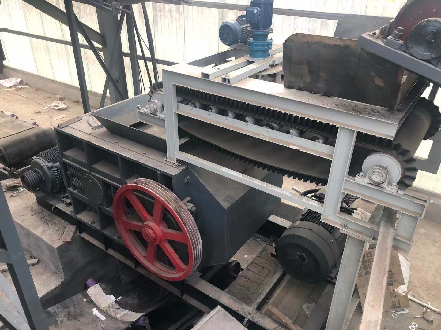 Material distruction machine for double roller crusher